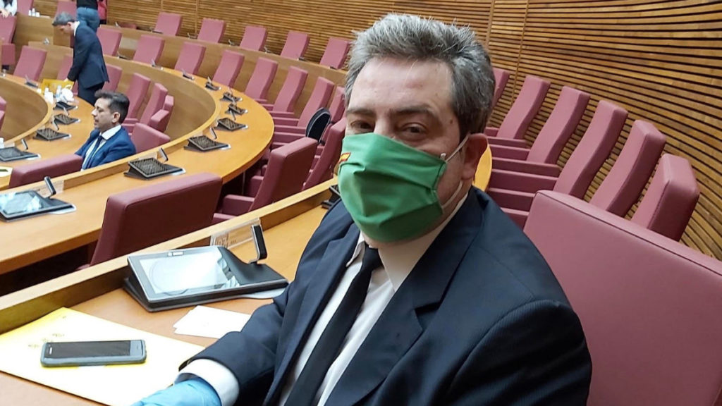 José María Llanos (VOX) critica que se rebajen los méritos para acceder ...