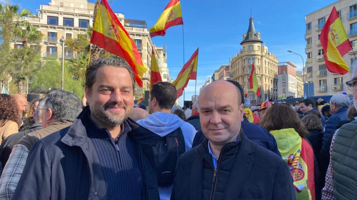 El grupo parlamentario VOX en las Cortes de Aragón, en la concentración ... El grupo parlamentario VOX en las Cortes de Aragón, en la concentración ...