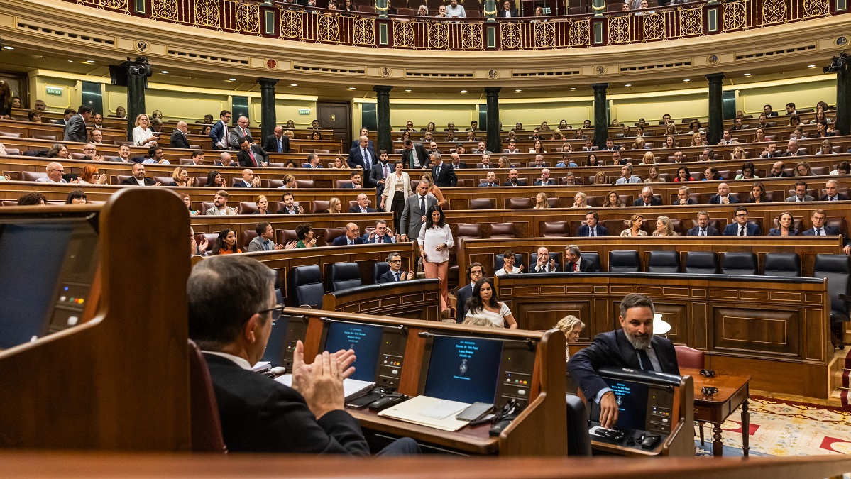 Los 33 de VOX abandonan el hemiciclo tras incumplirse el reglamento ...